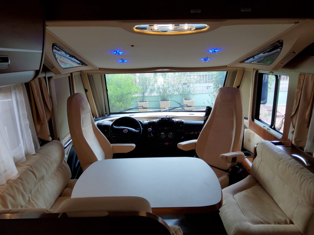 Salon et poste de conduite - Camping car occasion